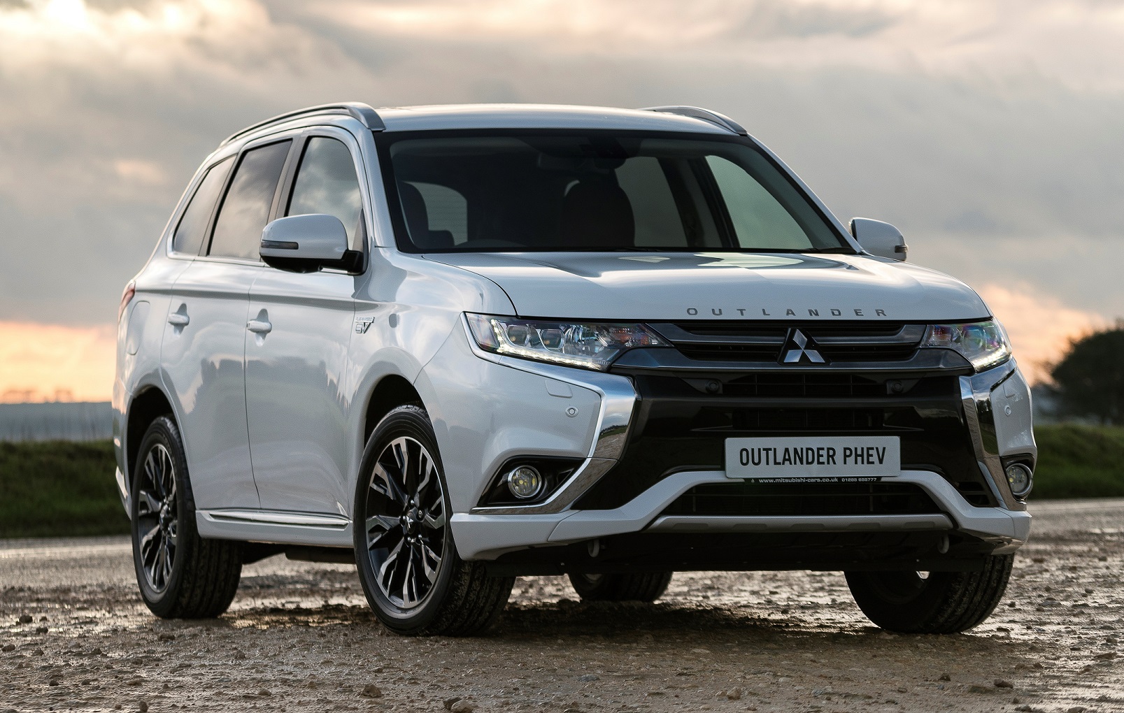 Outlander PHEV landmark reached as 100,000 examples sold worldwide ...