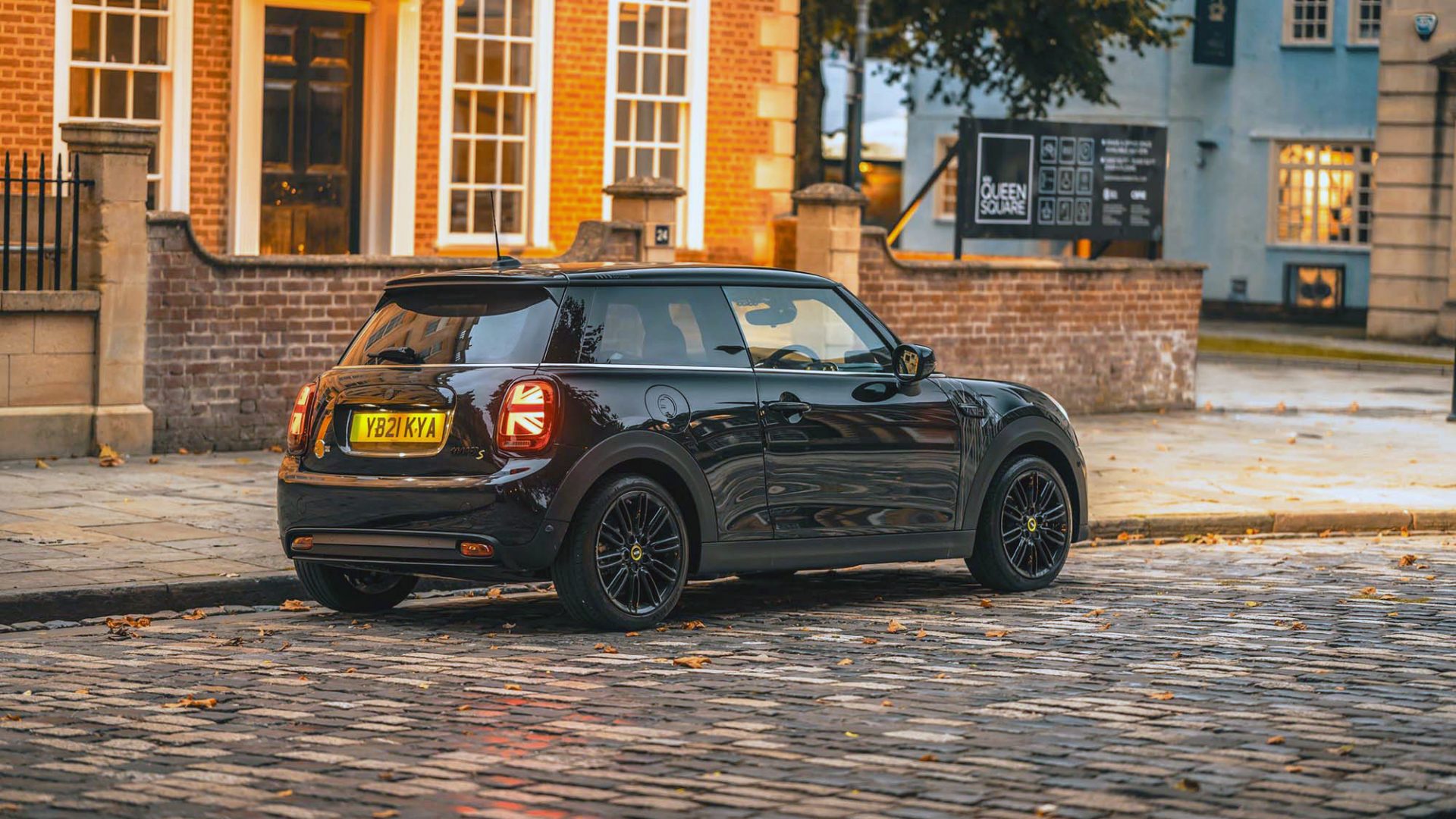 Mini's Shadow falls across the full range as trim line is expanded ...