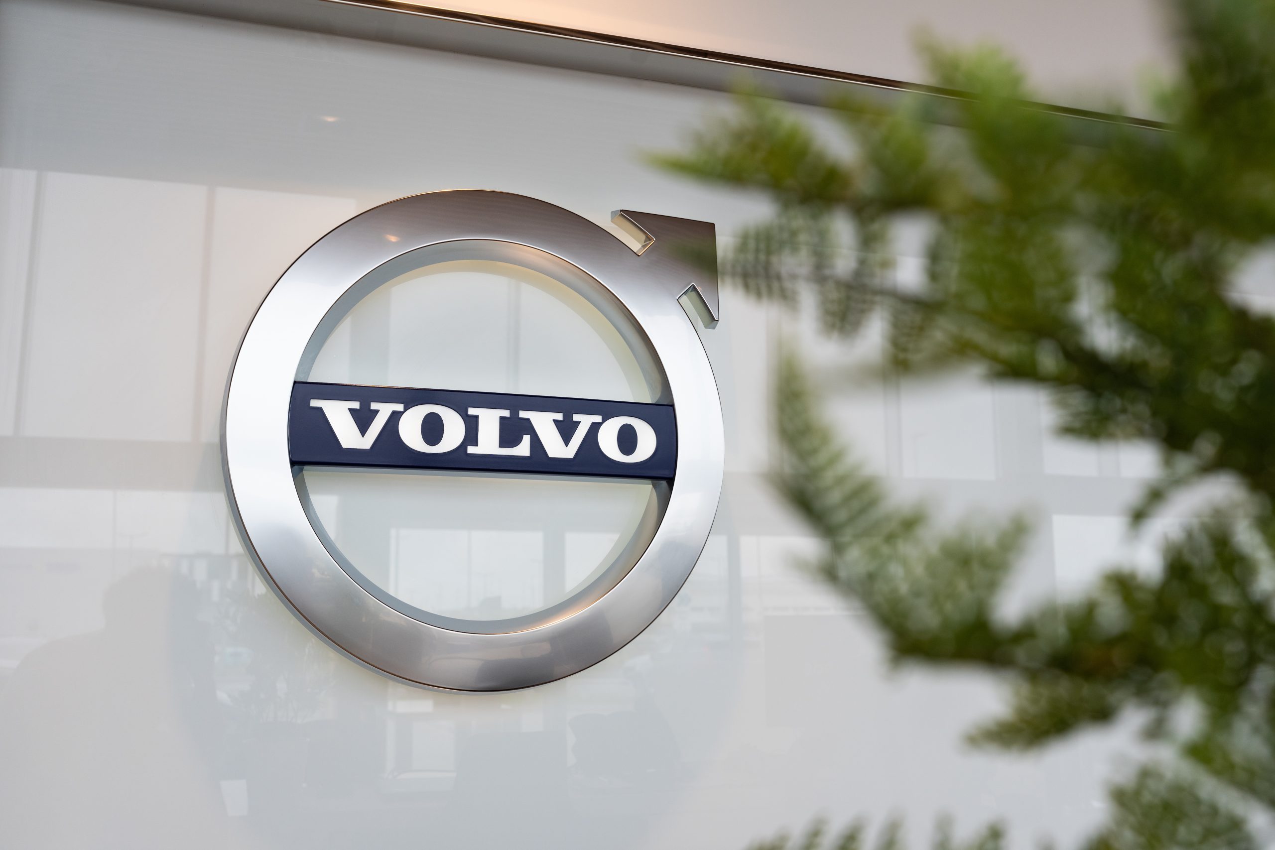 Volvo's Chinese owner records £156m net profit for first half of 2022 ...