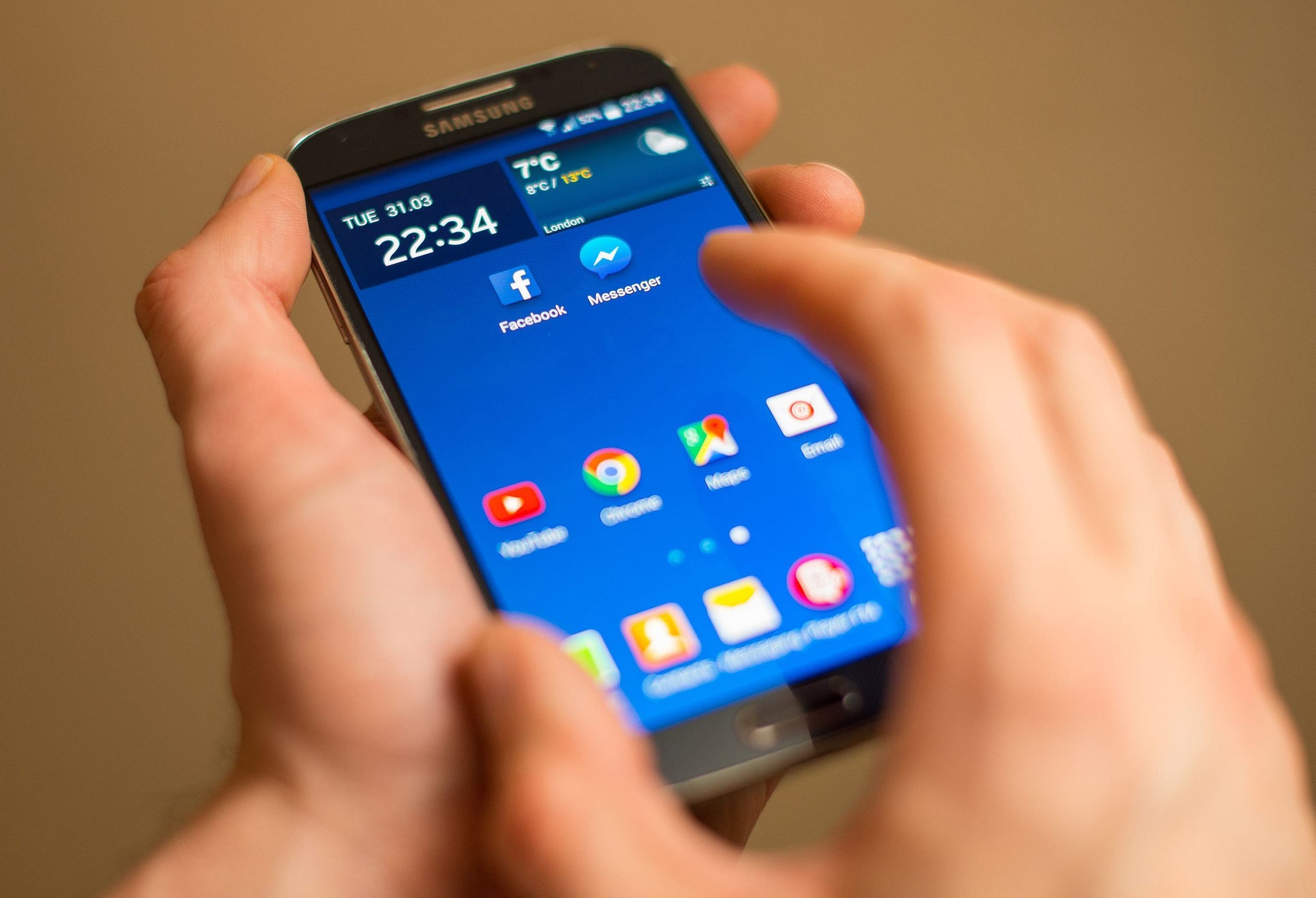 Feb 19: Mobile phones 'banned' in schools; MPs to debate Navalny death ...