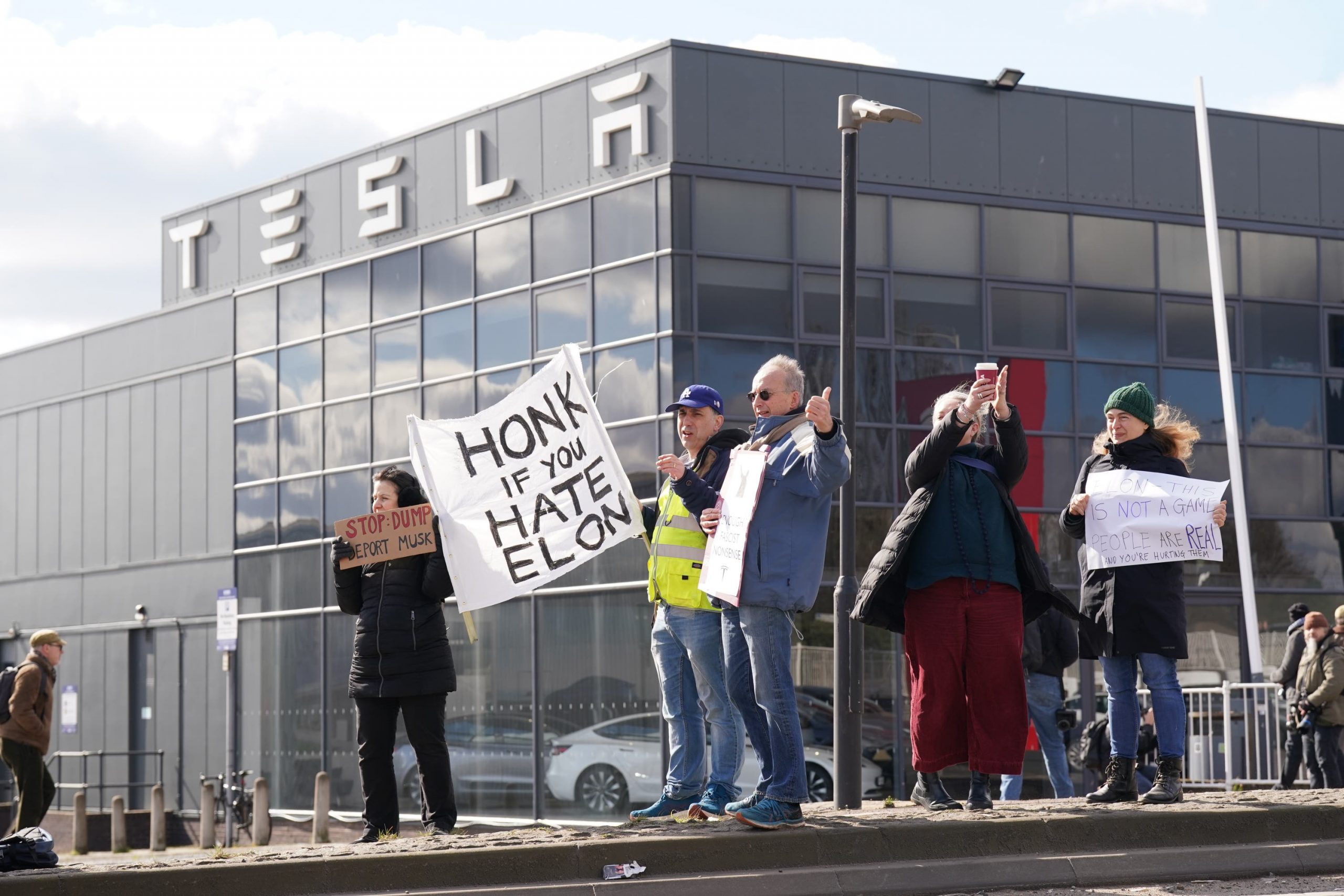 'Honk if you hate Elon': Tesla showrooms targeted by anti-Musk ...